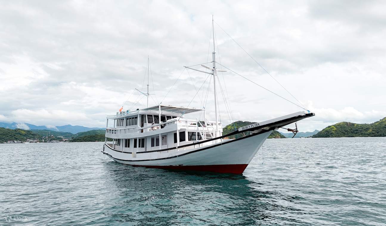 Deden Putra Phinisi Sailing Komodo Liveaboard Labuan Bajo - Klook Australia